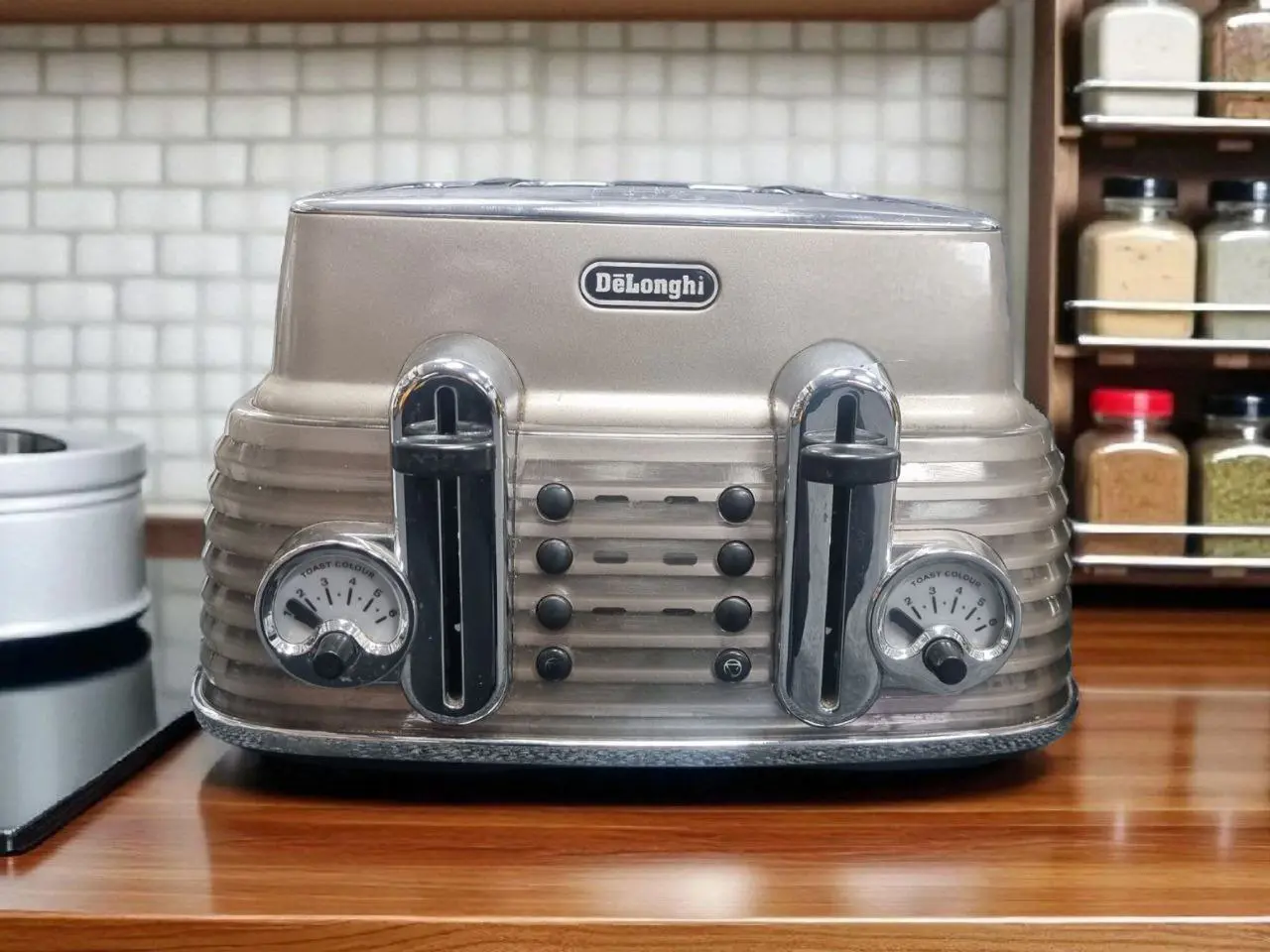 Delonghi Scultura 4 Slice Toaster (Bronze Beige) - 1800W - Cash Converters